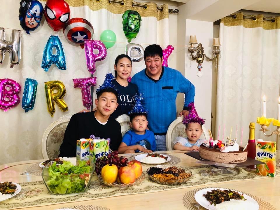 Жүжигчин М Баярмагнайгийн гэр бүлийн селфи ТАС МН