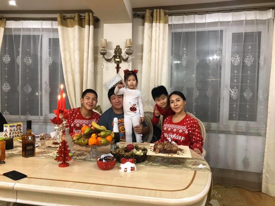 Жүжигчин М Баярмагнайгийн гэр бүлийн селфи ТАС МН