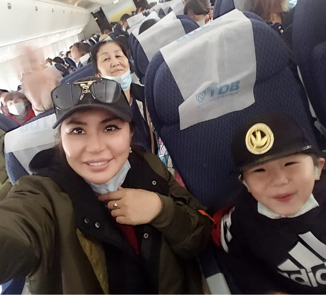 Олны танил болсон ч ээж аавтайгаа амьдардаг алдартнууд – tac.mn