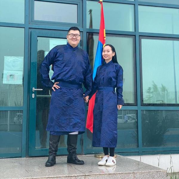 Олны танил хосуудын хэнд нь монгол дээл илүү сайхан зохиж байна вэ ТАС МН