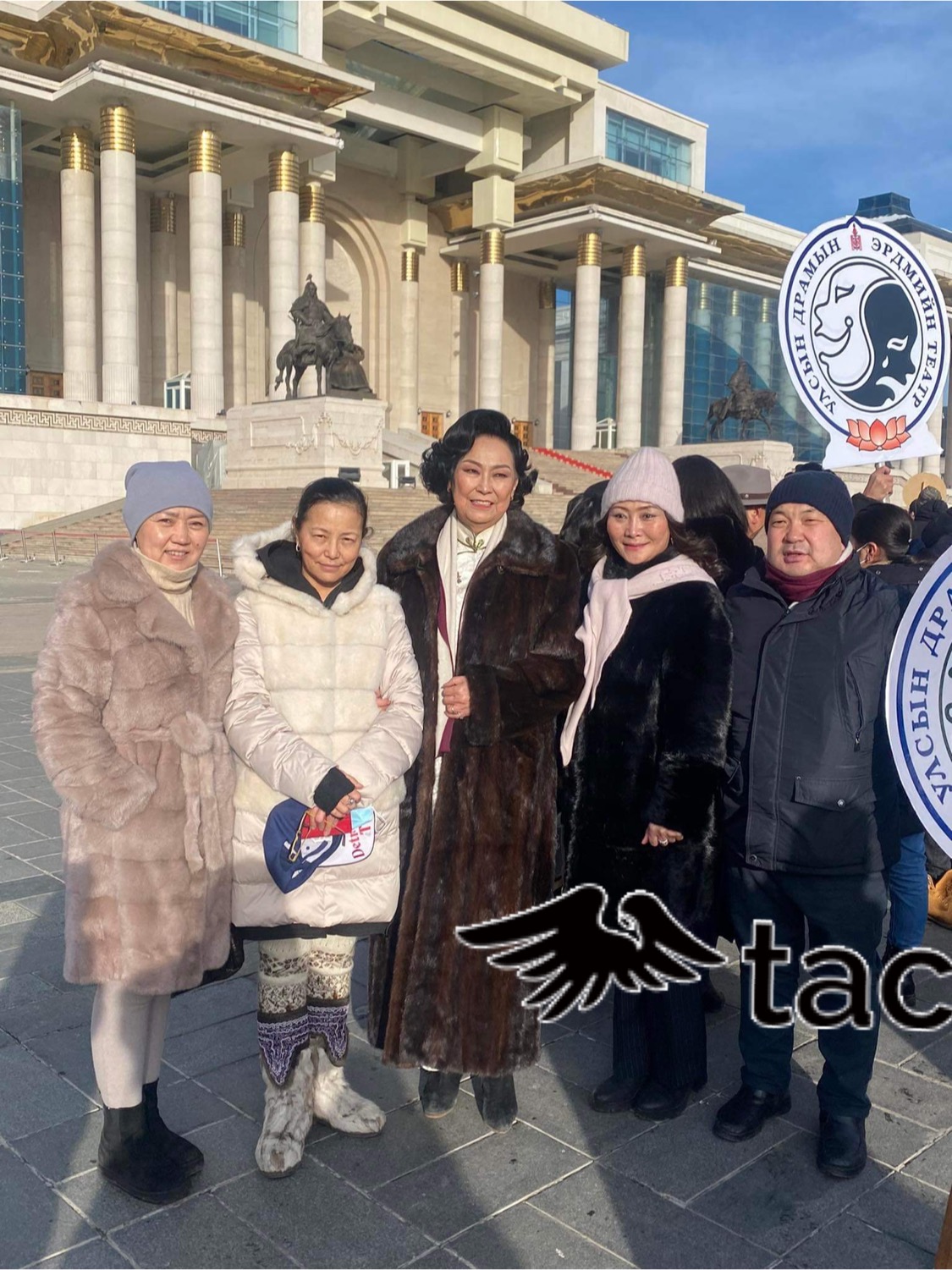 Хөдөлмөрийн баатар Н Сувд нэрээ бэлэгдэж сувдан цагаан дээлээр