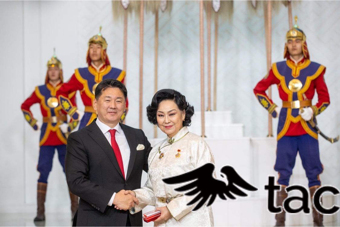 Хөдөлмөрийн баатар Н Сувд нэрээ бэлэгдэж сувдан цагаан дээлээр гангарчээ ТАС МН