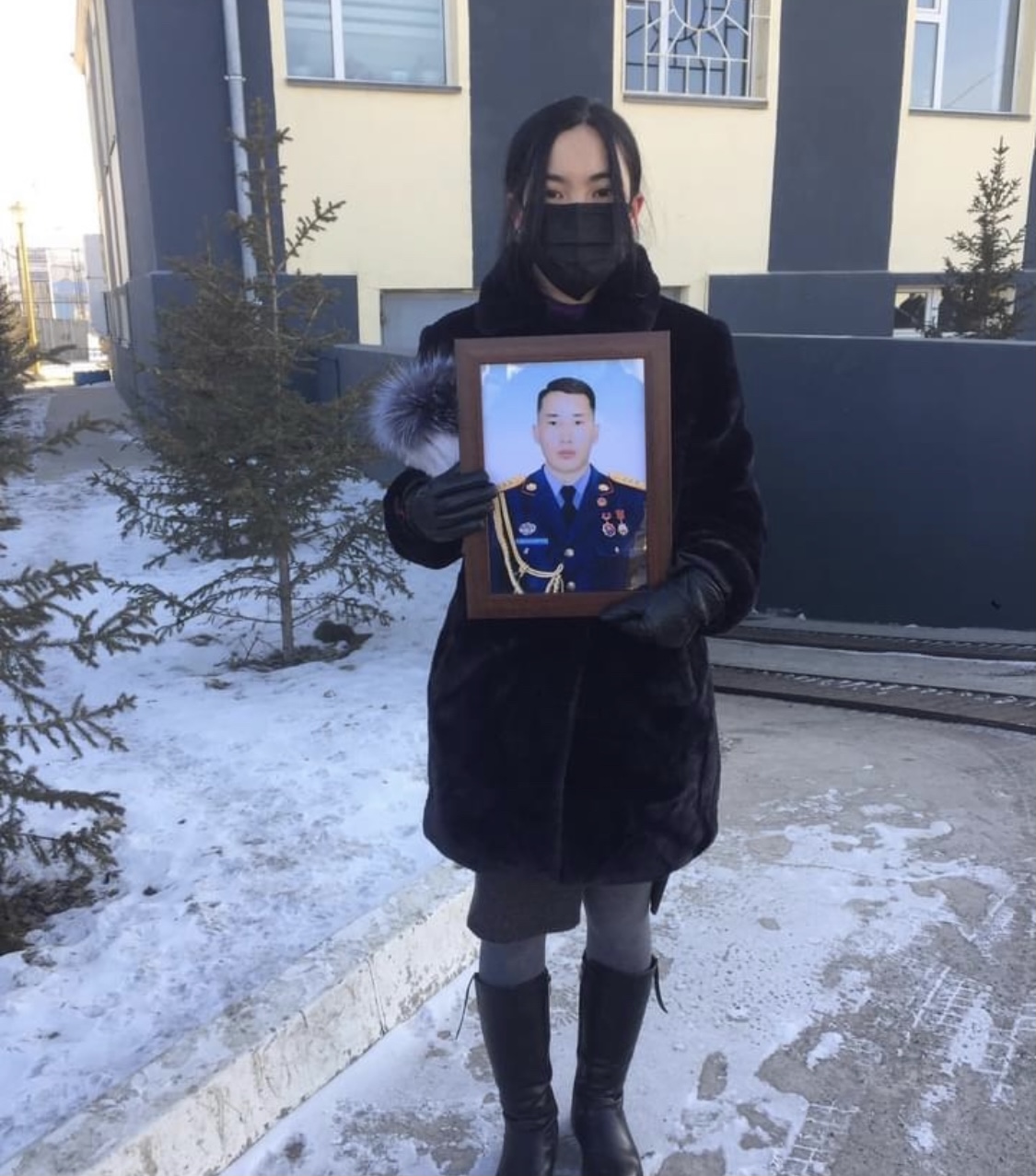 Амиа алдсан онцгой байдлын алба хаагчийн жирэмсэн эхнэр өлсгөлөн зарлаж