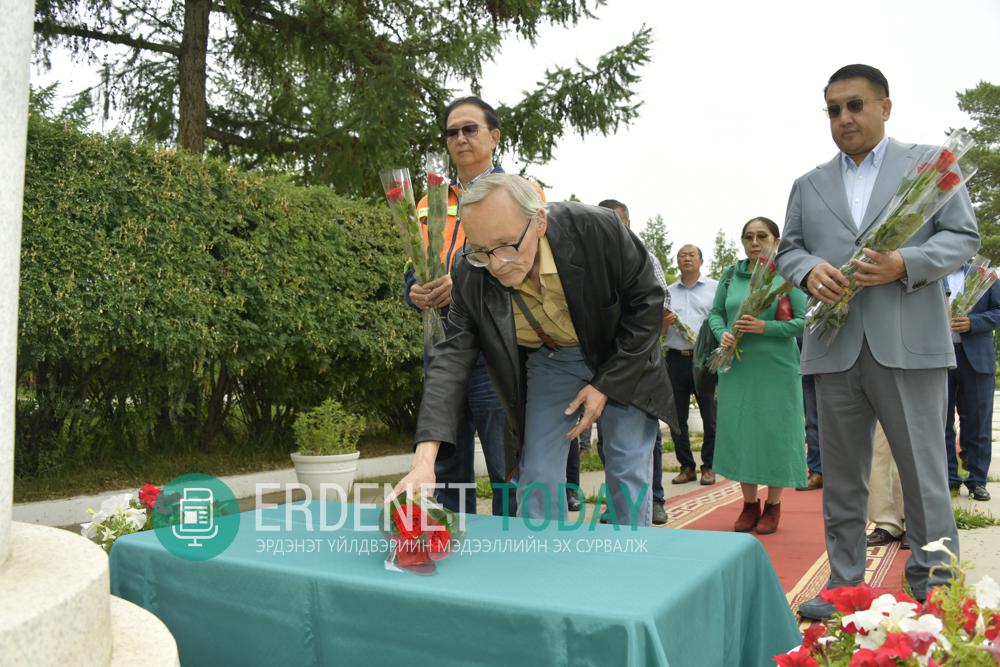 Монгол Улсын төр нийгмийн нэрт зүтгэлтэн Ю Цэдэнбал агсны хүү Ц Зориг Эрдэнэт үйлдвэрт зочиллоо