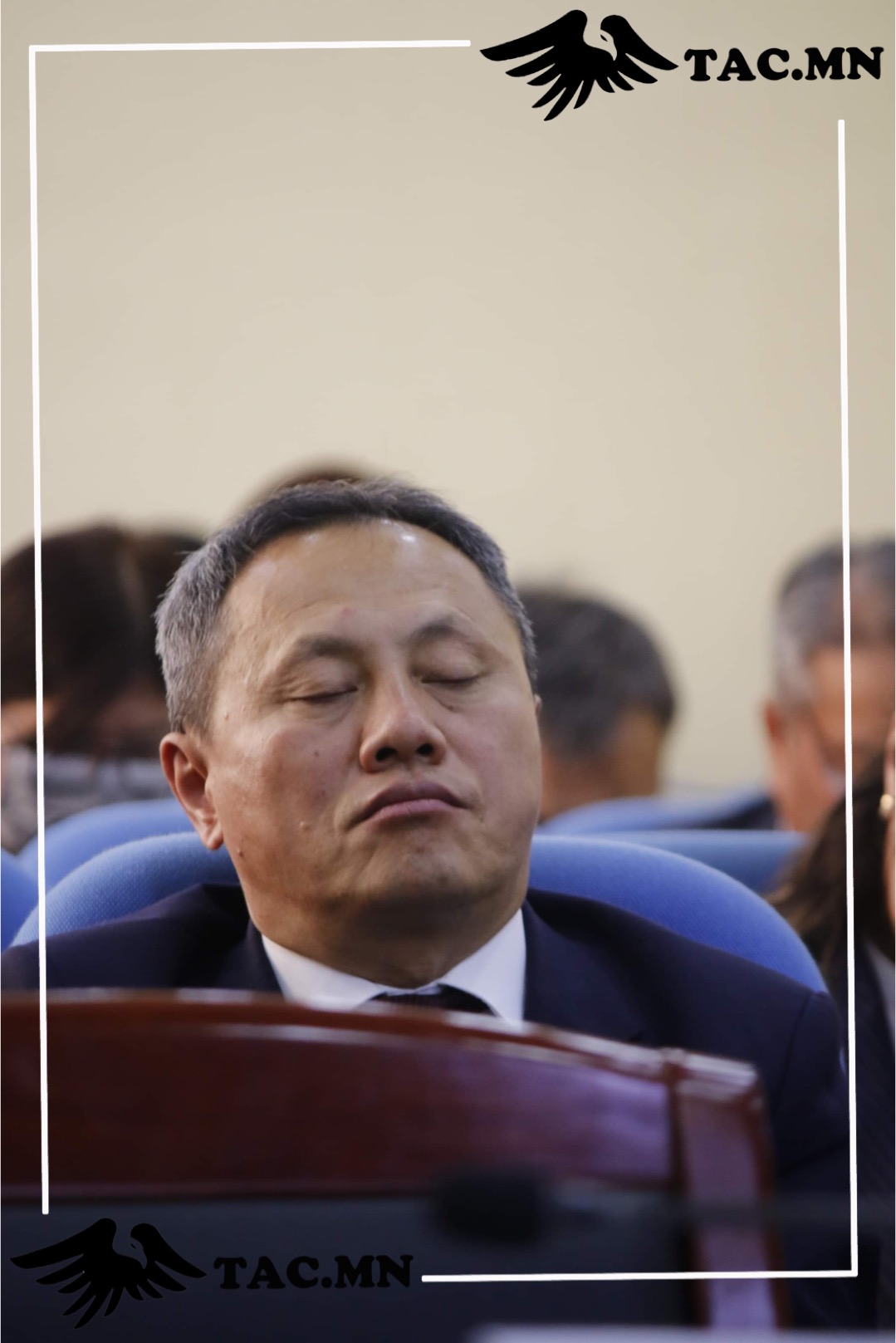 Хурлын үеэр бясалгаж суугаа Ү Ганболд манай дуранд ТАС МН