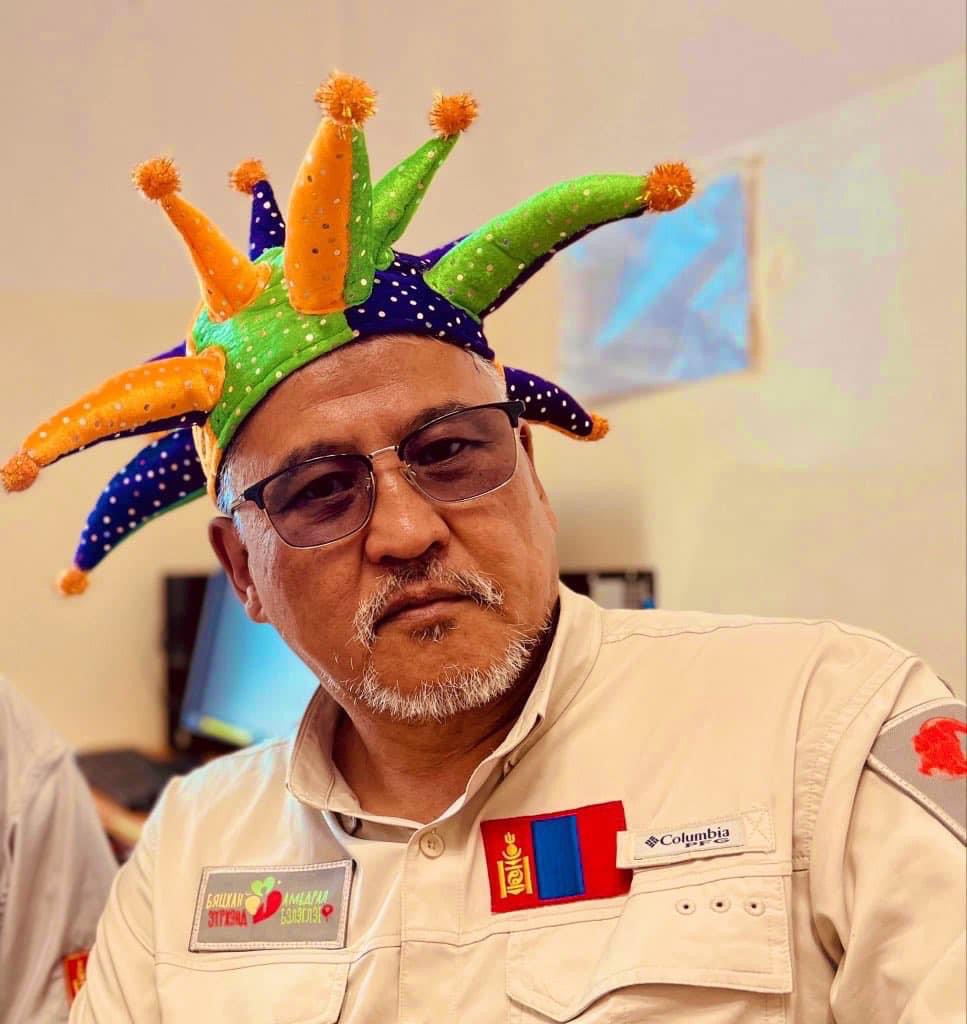 Б Болдсайхан эмч туслалцаа үзүүлж явсан траншейны хүүхдүүдээ эрэлхийлэв