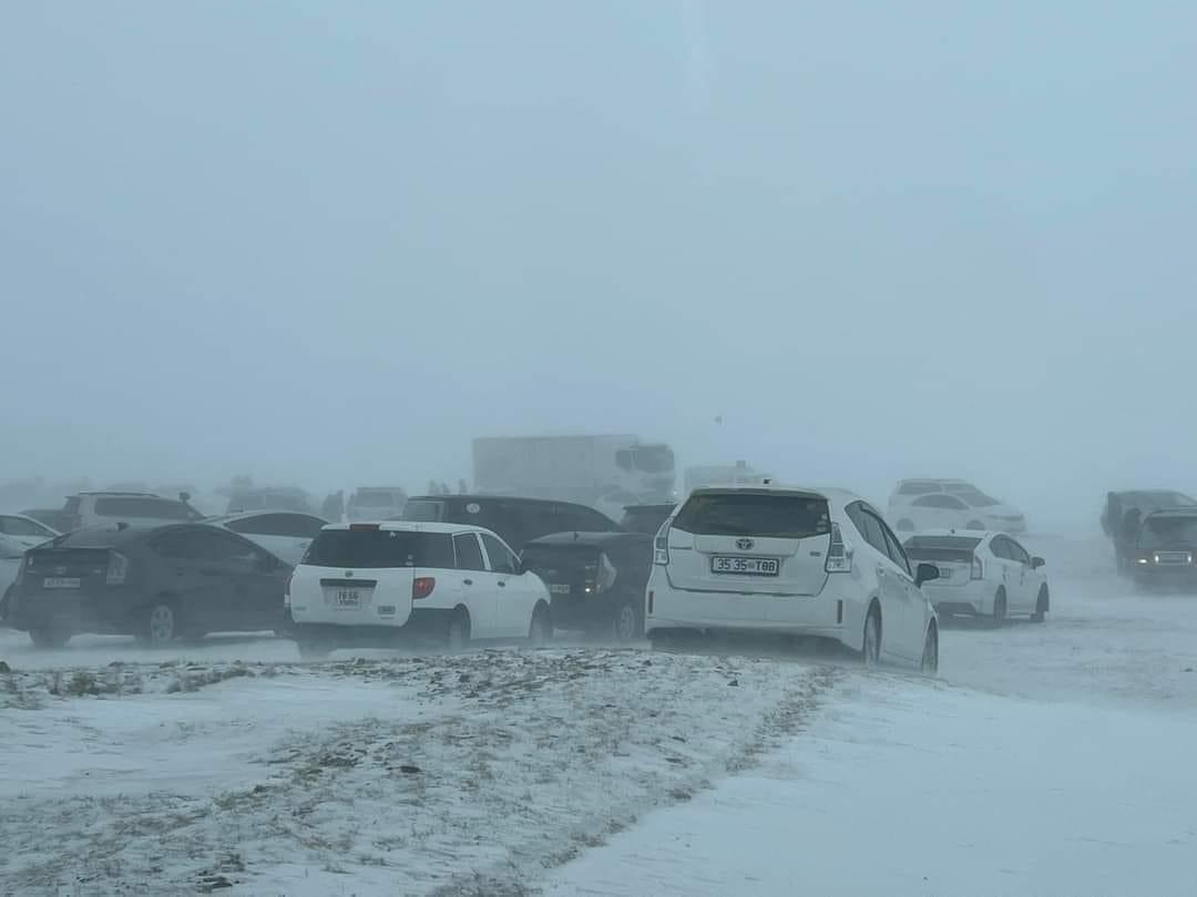 Цасанд суусан автомашинуудыг аюулгүй гаргажээ ТАС МН