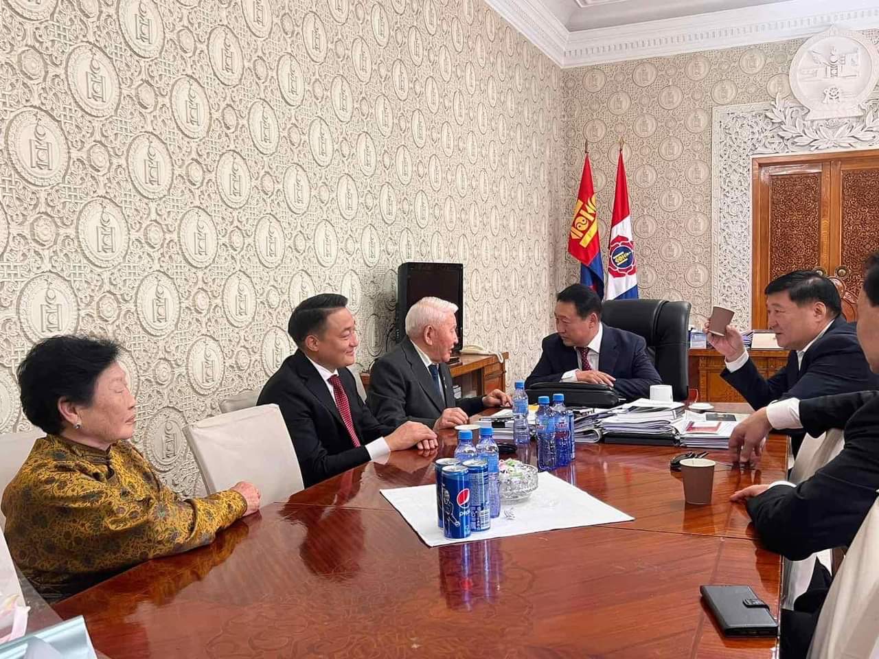 Вакцинаас мөнгө угаасан дарга нар ялгүй үлдэхийг санаархаж байна