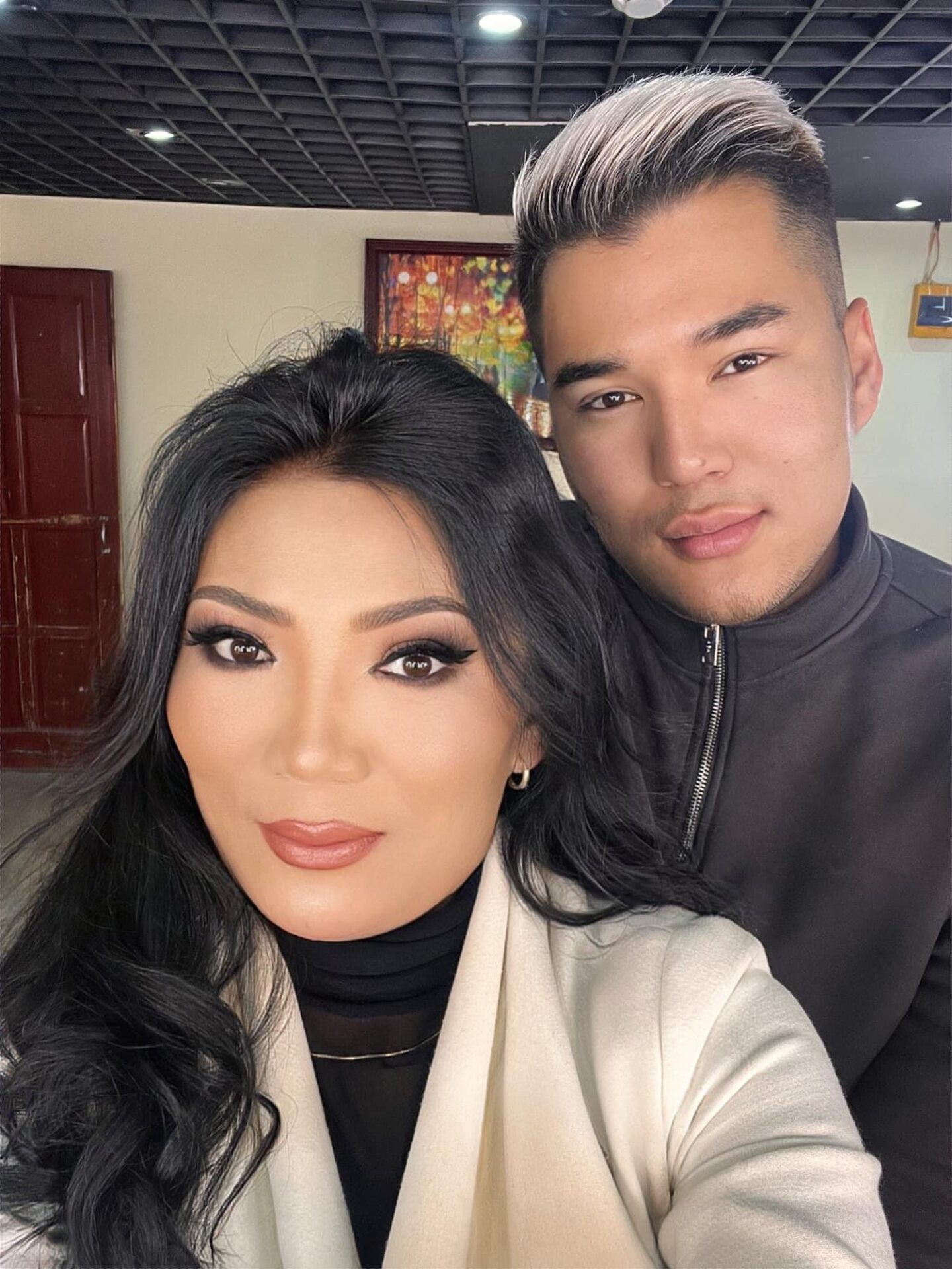 Артист Эрхэс ээжээрээ гоёв – ТАС.МН