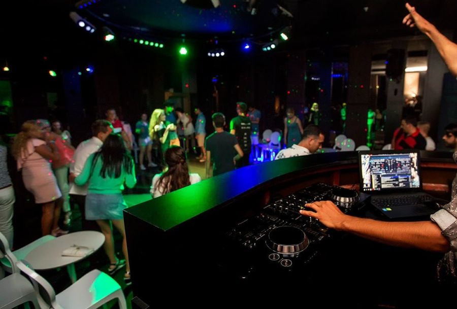 21 нас хүрээгүй хүнд согтууруулах ундаагаар үйлчилсэн зөрчлөө арилгахыг мэдэгджээ ТАС МН