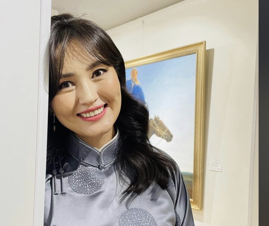 Хөтлөгч Н.Нандинцэцэгт монгол дээл илүү гоё зохидог – tac.mn