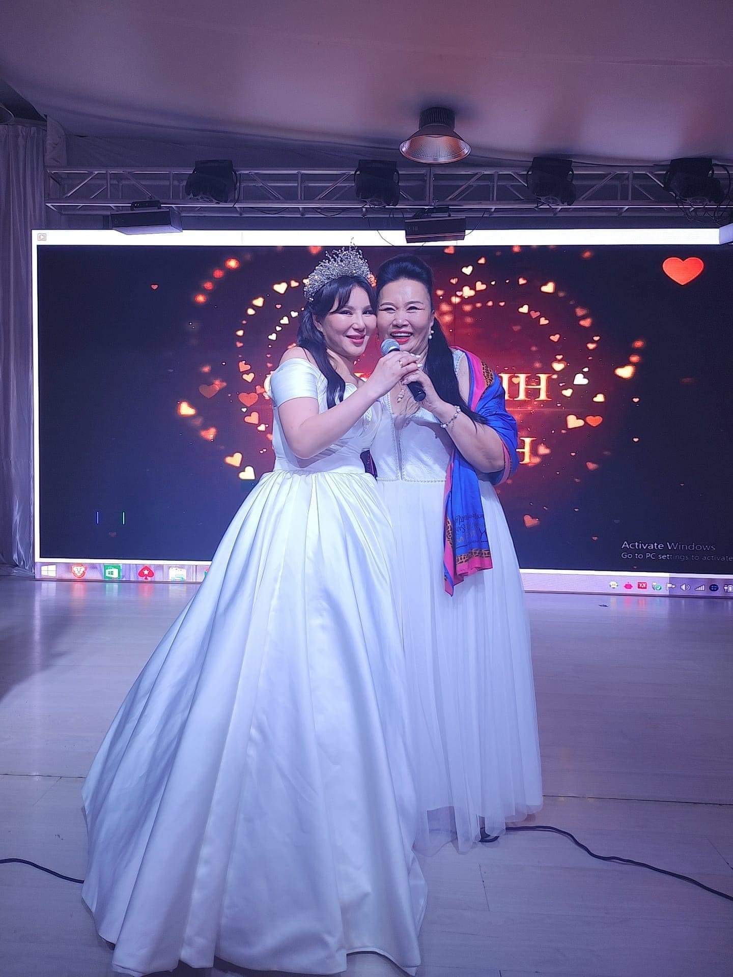 Шөнийн захын эзэн М Хүрэлсүх нижгэр хуримаа чимээгүйхэн хийв ТАС МН