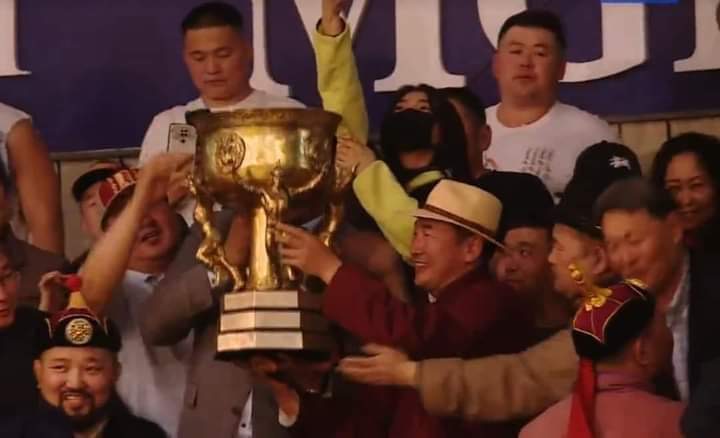 Нүүрсний “хулгайч” Ж Мөнхбат нутгийн бөхчүүдээрээ гангарч Алтан цомоор нь аархав ТАС МН