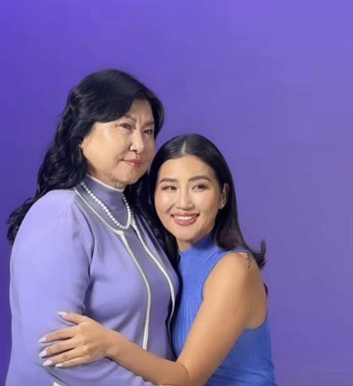 Стилист Ч.Ган-Инж үзэсгэлэнт ээжтэйгээ – tac.mn