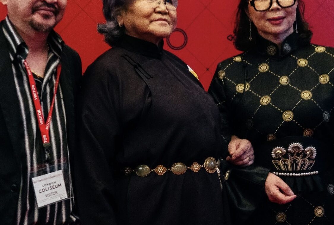 “Тамгагүй төр” жүжгийг үзэхээр Лондон зорьсон эрхмүүд Tac Mn