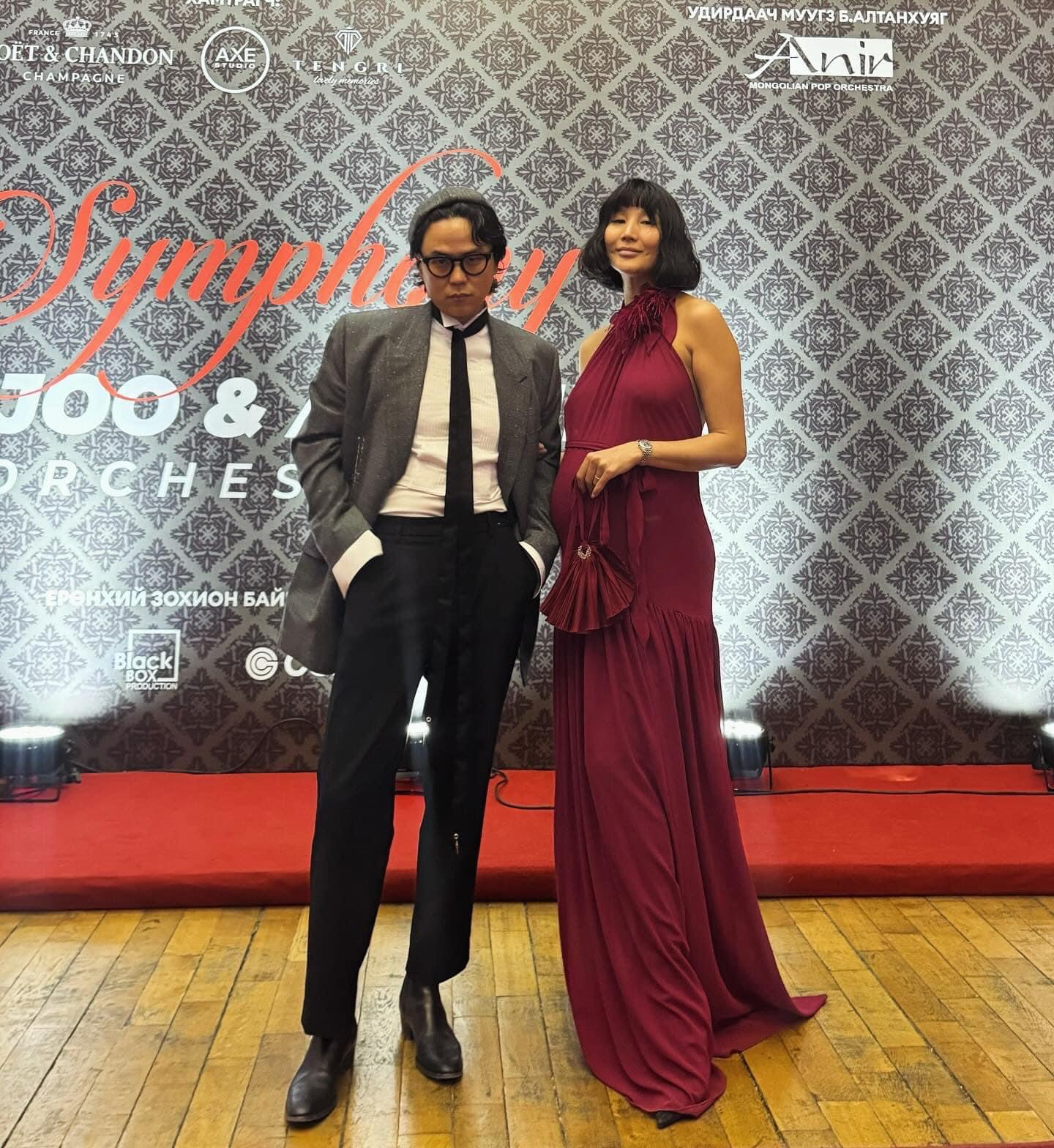 Топ модель Э Сэлэнгэ гурав дахь хүүхдээ өлгийдөн авчээ ТАС МН